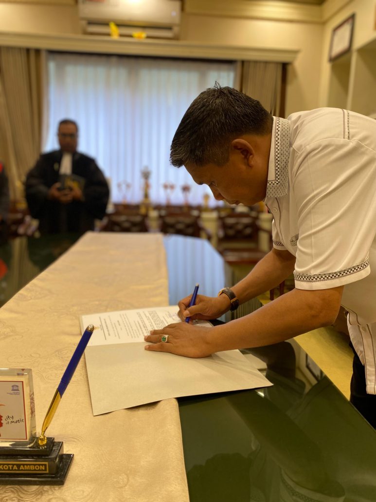 Penjabat Walikota Wattimena Resmikan 9 Orang Saniri Negeri Ema Leitisel ...