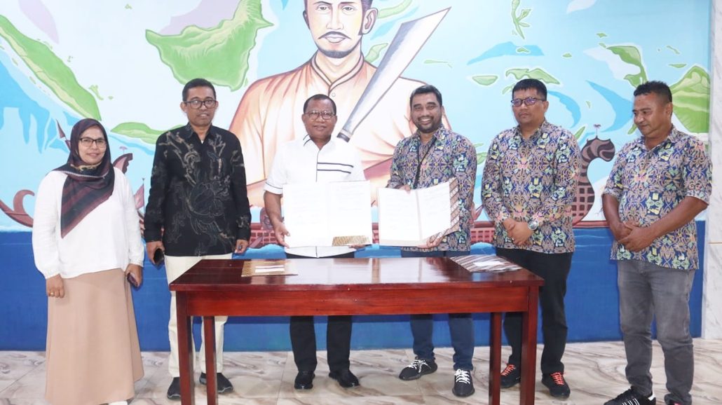 BPPW Maluku Serahkan Barang Prasarana, Sarana TPS 3R dan SANIMAS ...