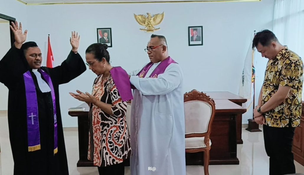 Vikaris Episkopal Kevikepan KKT dan Ketua Adat Mandrwiak Lakukan Doa ...